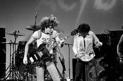 ANGUS YOUNG AND singer Bon Scott of AC/DC in Hollywood 1977 OLD MUSIC ...