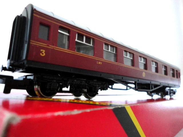 HORNBY RAILWAYS LMS Lined Crimson 57' Composite Coach. R.433. 00 Gauge ...