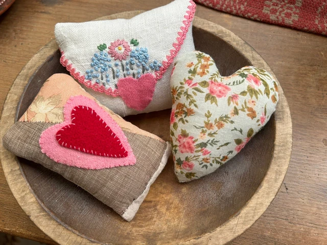 PRIMITIVE STITCHERY A Valentine Gathering of Hearts Hand Stitched ...