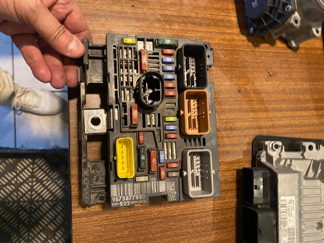 BOITE A FUSIBLE Citroen Peugeot Ref 9675877980 EUR 130,00 - PicClick FR