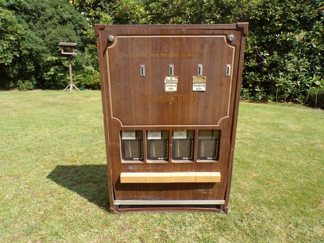 OLD VINTAGE PUB Cigarette Vending Machine Retro Needs Restoration Man ...