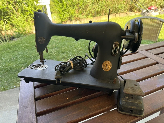 VINTAGE SINGER SEWING Machine Model 15 1937? AJ15883 with Light and ...