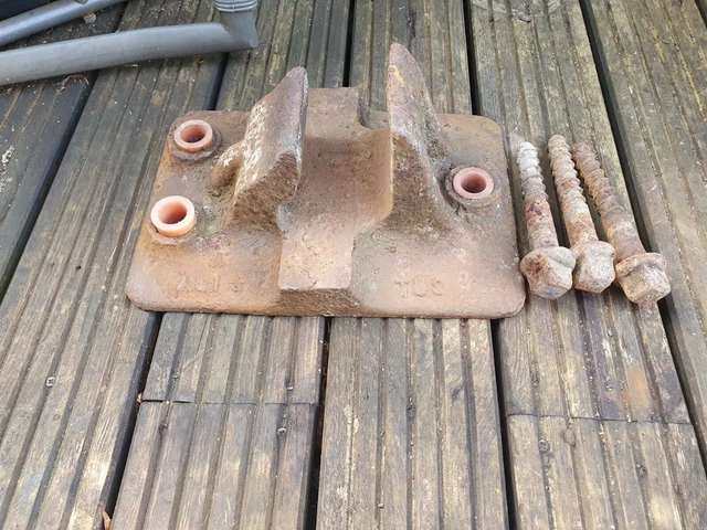 CAST IRON RAILWAY Track Chair unrestored LMS AS1 1937 c/w bolts Ultra ...