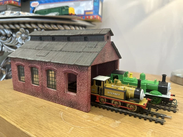 ‘RARE’ HORNBY THOMAS & Friends DOUBLE ENGINE SHED (R9222) £64.50 ...