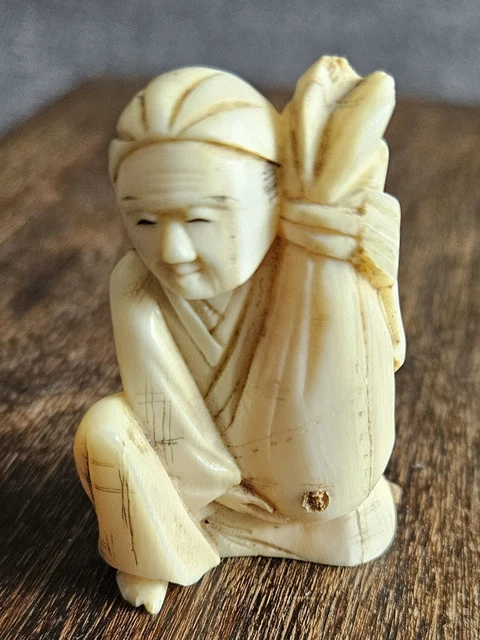 ANTIQUE JAPANESE NETSUKE Carved Figure Carrying A Bag Height 4.5cm £31. ...