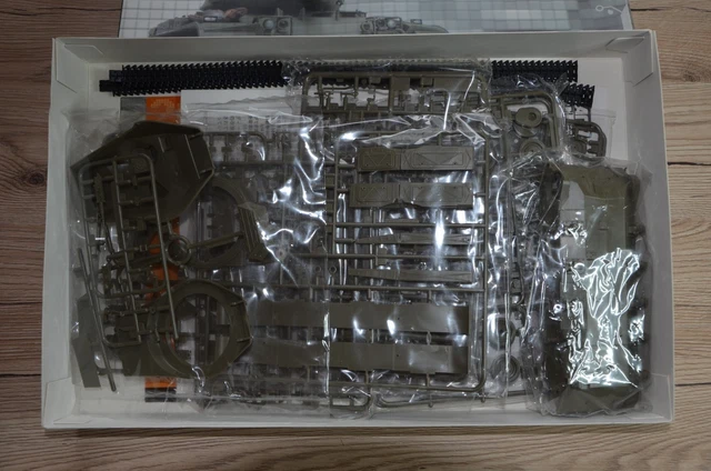 MODELLBAUSATZ 1:35 MILITÄR AFV VLUB 35S41 M41G Walker Bulldog Nato ...