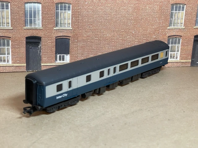 MAINLINE OO GAUGE Model Railway Mark 2d Blue And Grey Bso Coach £0.99 ...
