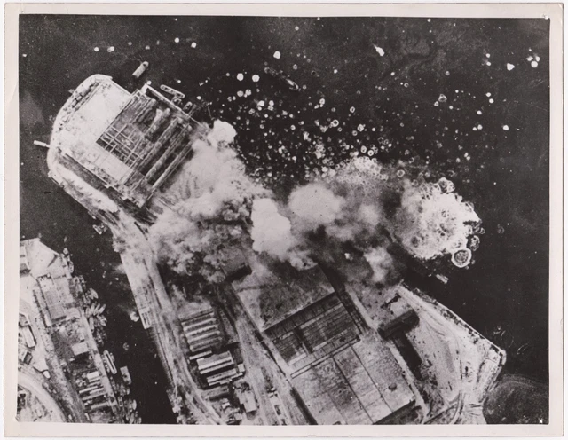 WW2 ORIGINAL PRESS Photo USAF Bomb U-Boat Base Lorient France 1942 # ...