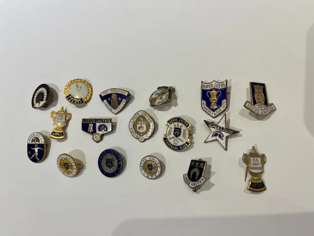 LEEDS UNITED EARLY 70s memorabilia including pin badges, a mug, scarf ...