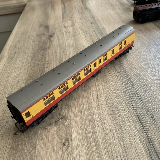 HORNBY MK1 BSK red & yellow 34100 R929 UB £15.00 - PicClick UK