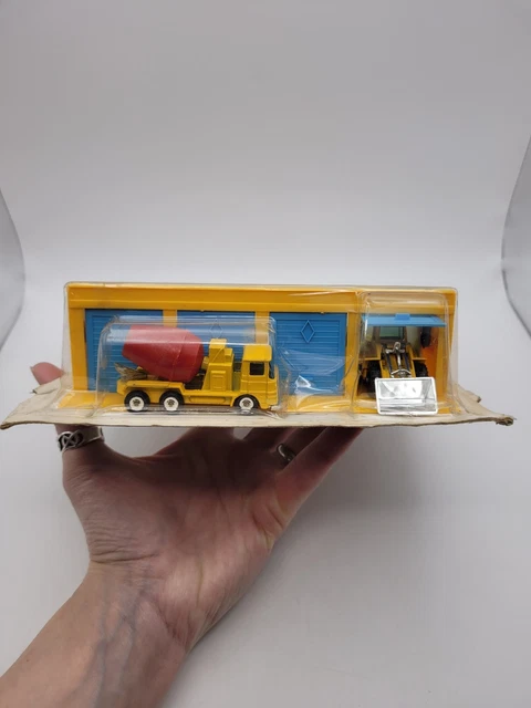 HUSKY MODELS NO.3004 Gift Set, Multi Garage & 2 Diecast Models ...