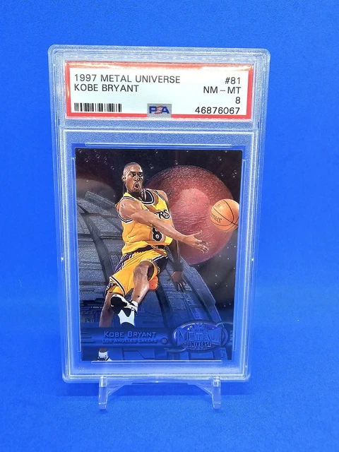 1997-98 METAL UNIVERSE Kobe Bryant #81 PSA 8 HOF Lakers carte deuxième année EUR 133,68 ...