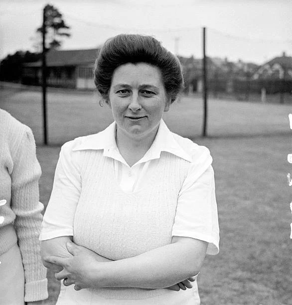 JOAN WILKINSON LANCASHIRE Of Women's Cricket - England Xi 1948 OLD ...