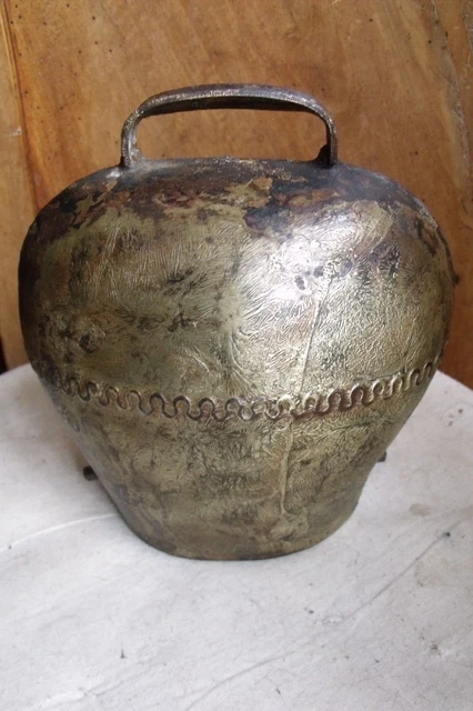 GROSSE CLOCHE SONNAILLE de vache ancienne metal /laiton decoree EUR 50,00 - PicClick FR