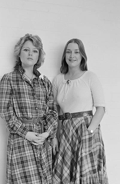 ENGLISH ACTRESSES CHERYL Murray And Anne Kirkbride 1978 OLD PHOTO $8.50 ...