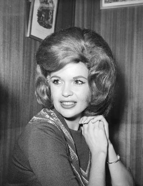 JAYNE MANSFIELD IN Paris in March 1963 France Historic Old Photo 1 $9. ...