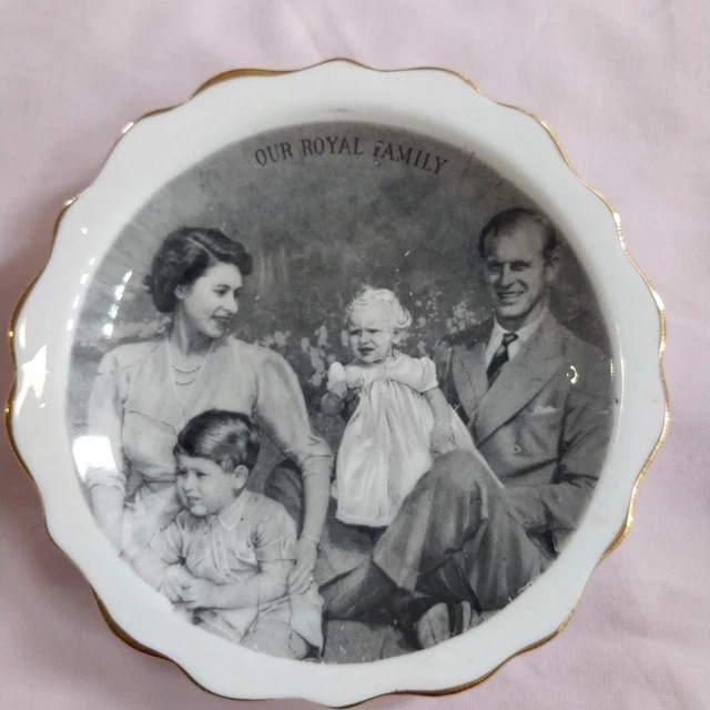 ROYAL FAMILY COLLECTABLE Plate Queen Elizabeth Prince Philip Charles ... ROYAL FAMILY COLLECTABLE Plate Queen Elizabeth Prince Philip Charles ...