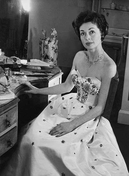 LILLI PALMER ACTRESS Germany in her dressing room in the Phoen- 1955 ...