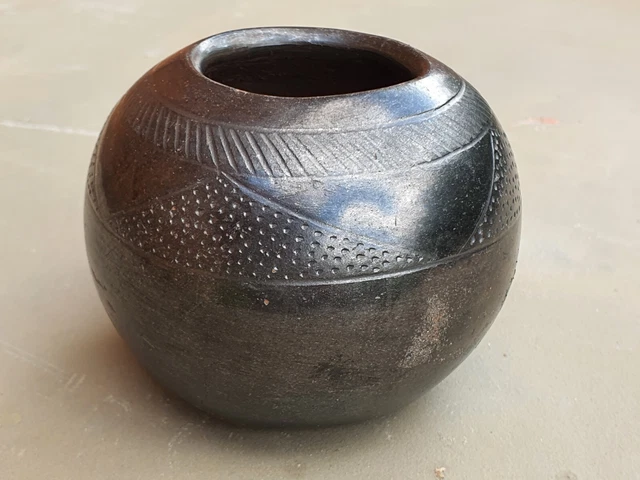 AFRICAN TRIBAL (ZULU?) Decorative Incised Heavy Black " Clay " Pot. $42 ...