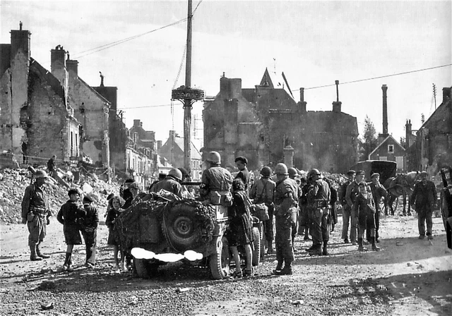 WW2 - ISIGNY-SUR-MER 9 juin 1944 - Patrouille de MP en ville EUR 1,60 ...