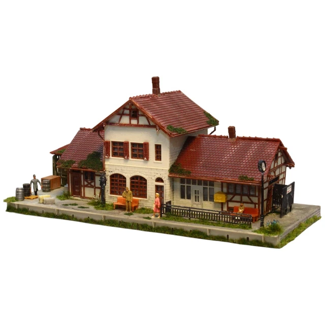 DIORAMA H0/1:87 FALLER Kleinstadt Bahnhof Fertigmodell+Figuren# ...