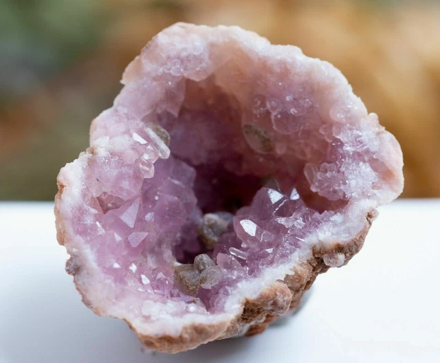 GÉODE DE QUARTZ rose cool avec cristaux de calcite brun verdâtre d ...