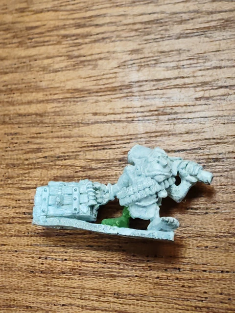 WARHAMMER 40K ORK Snotling Runt With Ammo Box And Bomb Metal Vintage ...