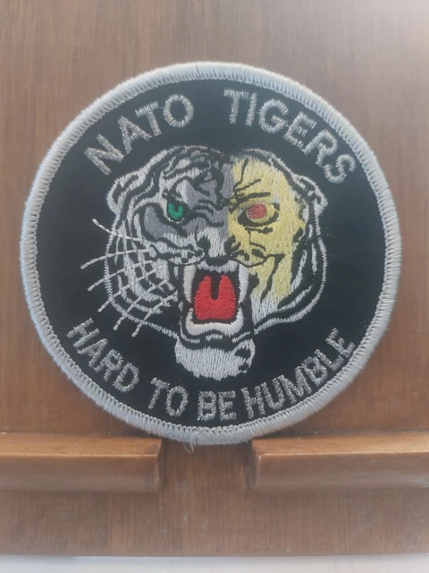PATCH HARD TO be HUMBLE (Tiger meet) NATO/OTAN bordure JAUNE EUR 15,00 ...