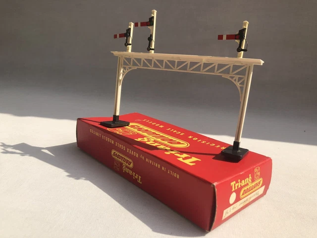 VINTAGE TRIANG R140 OO Gauge Signal Gantry Missing One Post & Ladder ...