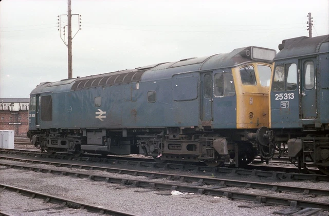 SHREWSBURY CLASS 25'S 25304 & 25313 1.9.82 35mm Colour Negative RN436 £ ...