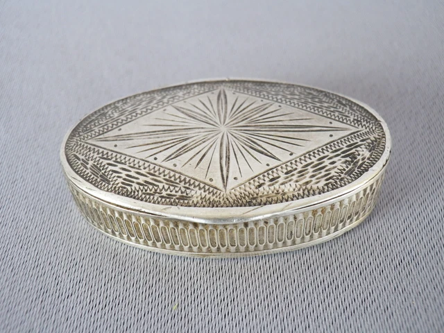 ANCIENNE PETITE BOITE en argent massif guilloché / poinçon Russe ...