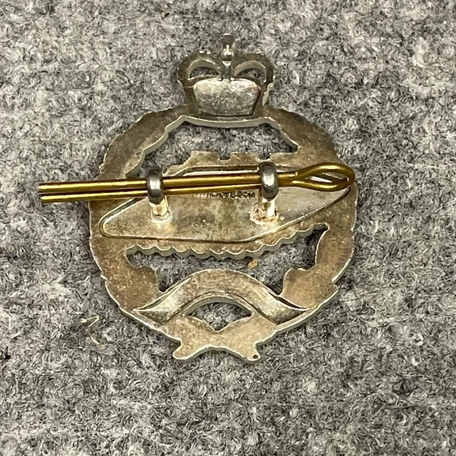 BRITISH ARMY SURPLUS Issue Royal Tank Regiment Metal Cap & Beret Badge ...