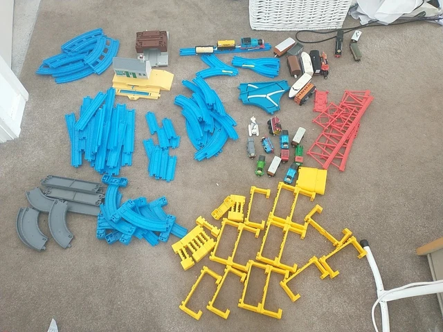 ULTIMATE TOMY TRACKMASTER Thomas the Tank Engine train set + trains £9. ...