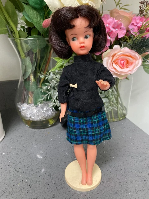 Vintage 1960s Dark Brunette Pedigree Sindy Doll And Her Wardrobe £60 00
