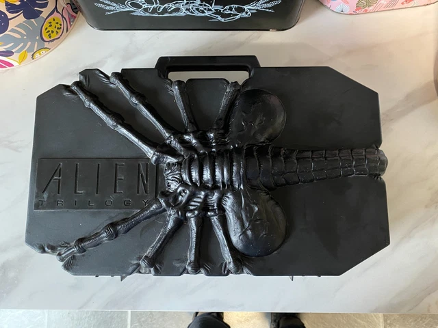 ALIEN TRILOGY VHS Facehugger Case COMPLETE 1993 Collector's Edition £ ...