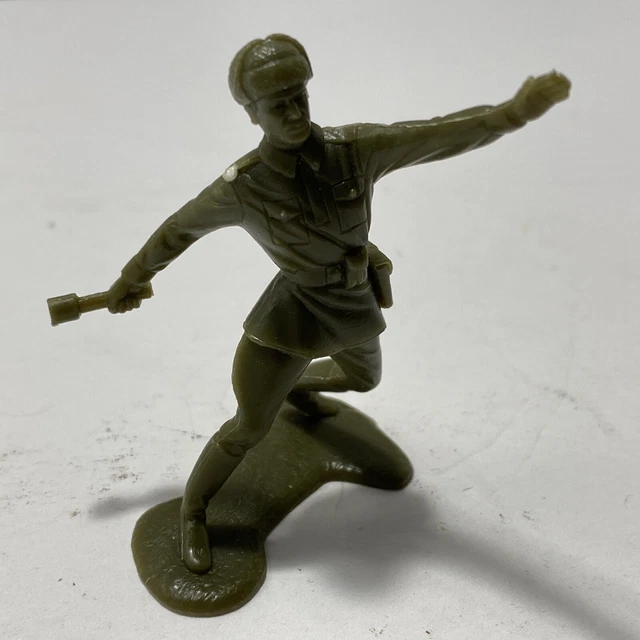 1965 LOUIS MARX Plastic Russian Soldier Throwing a Grenade 2-1/8 ...