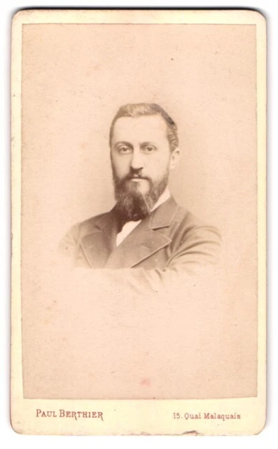 PHOTO PAUL BERTHIER, Paris, 15 Quai Malaquais, Junger Mann avec langem ...