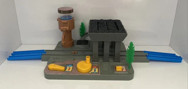 TOMY TRACKMASTER THOMAS the tank engine water tower and coal loader set ...