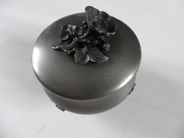 ANCIENNE BOITE EN étain pur JTH sur pieds décor fleurs D 10 cm TBE EUR ...