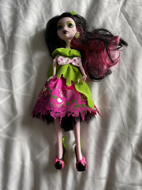 MONSTER HIGH DRACULAURA Snow Bite Doll Scary Tales No Apple Outfit EUR ...