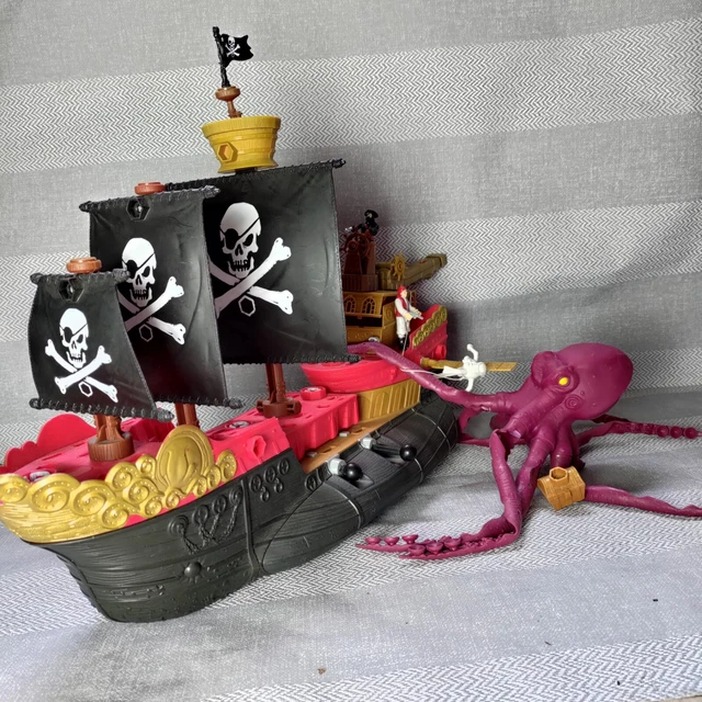 MATCHBOX MEGA RIG Pirate Ship with Octopus, pirates and gold chest 2009 ...