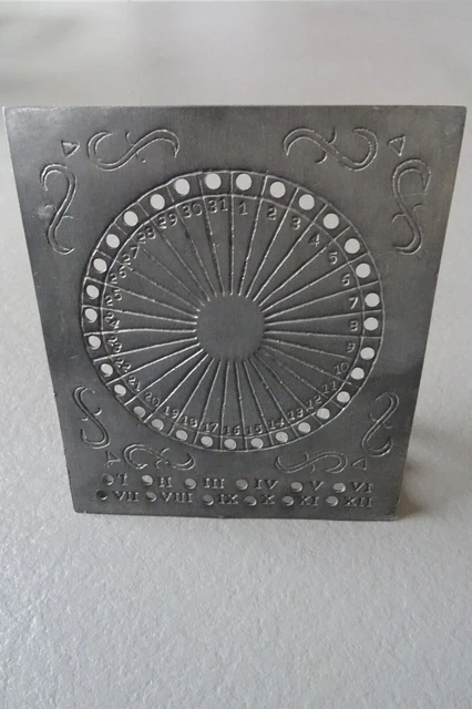 ANCIEN CALENDRIER SOLAIRE perpetuel à poser vintage en étain pur 97,5% ...