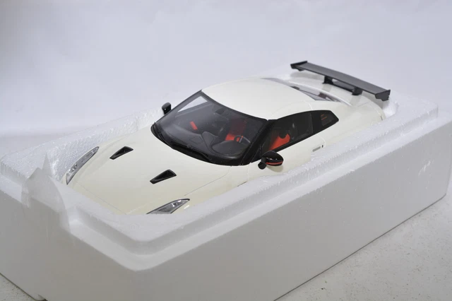 NISSAN GT-R R35 Nismo Coupe Pearl White 1:18 Gt-Spirit Gt094 Very Rare ...