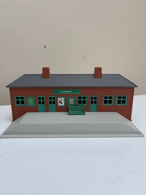TOMY TRACKMASTER THOMAS Tank Engine FFARQUHAR Station Building with ...