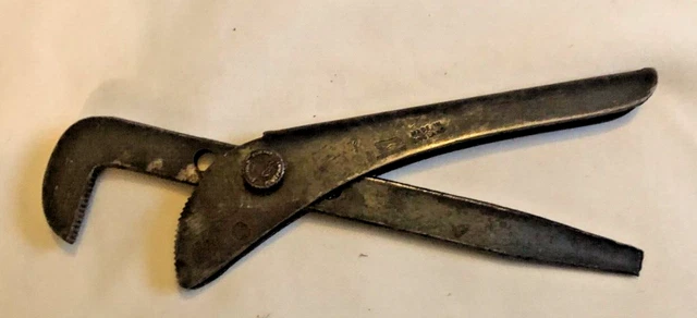 VINTAGE FOOTPRINT ADJUSTABLE Pipe wrench - 7" Closed to 8 1/2" Opened ...