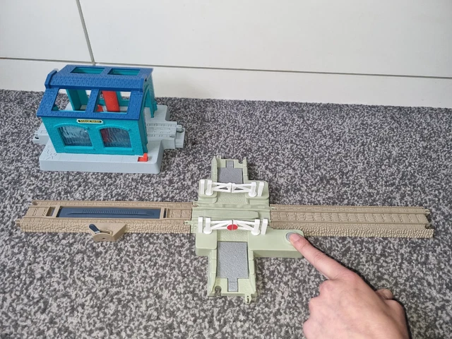 TRACKMASTER THOMAS THE Tank Engine Train Set Sodor Engine Wash & Level ...