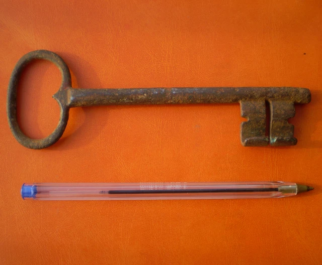ANCIENNE GROSSE CLÉ ou clef;double accroche, scan recto verso EUR 12,50 ...