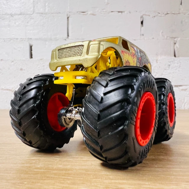 4-WHEEL HIVE BEEN Monster Mania Jam Truck 1:64 Yellow Gold Red Wheels ...