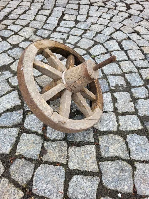 ALTES SCHUBKARRENRAD, WAGENRAD, Holzrad, Rad, mit Nabe, Speichenrad ...