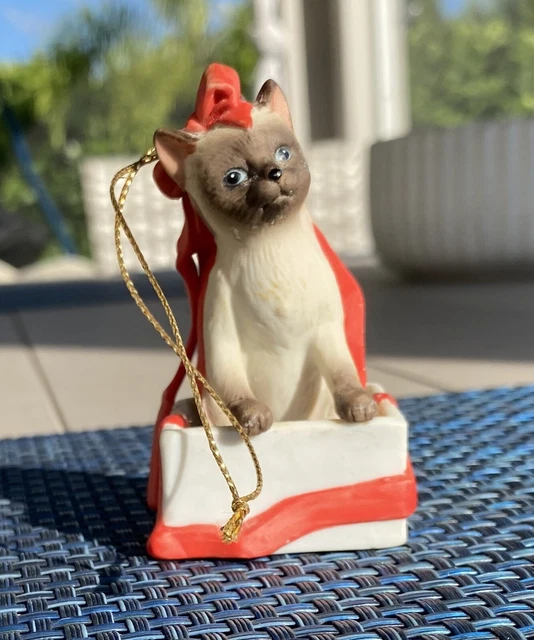 VINTAGE 1989 PORCELAIN Siamese Cat Ornament-Roman Bow Brummel By: Irene ...